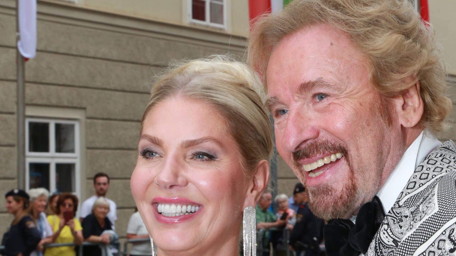 Bambi | Thomas Gottschalk mit Karina Mroß: Elegant auf dem rotem Teppich