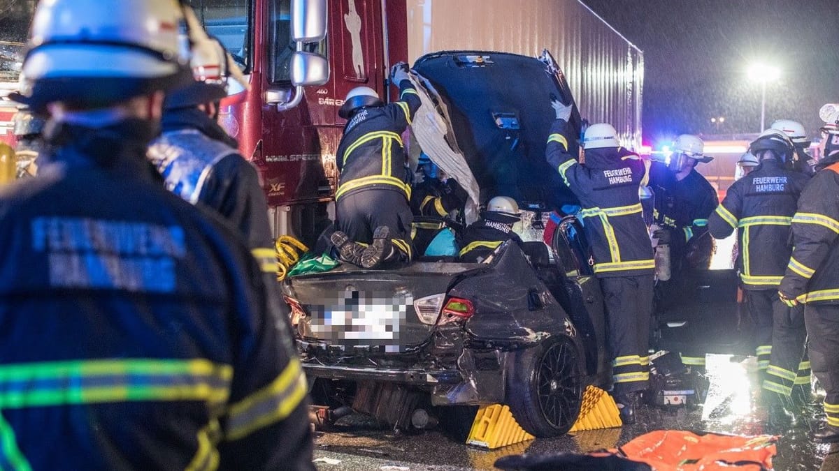 A1 bei Hamburg: Heftiger Aquaplaning-Unfall – Fahrer schwebt in Lebensgefahr