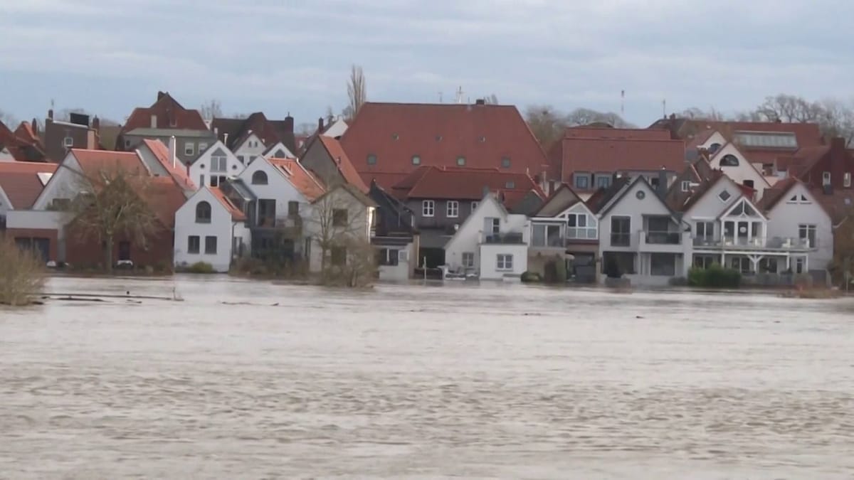 Hochwasser: Aufnahmen zeigen angespannte Lage