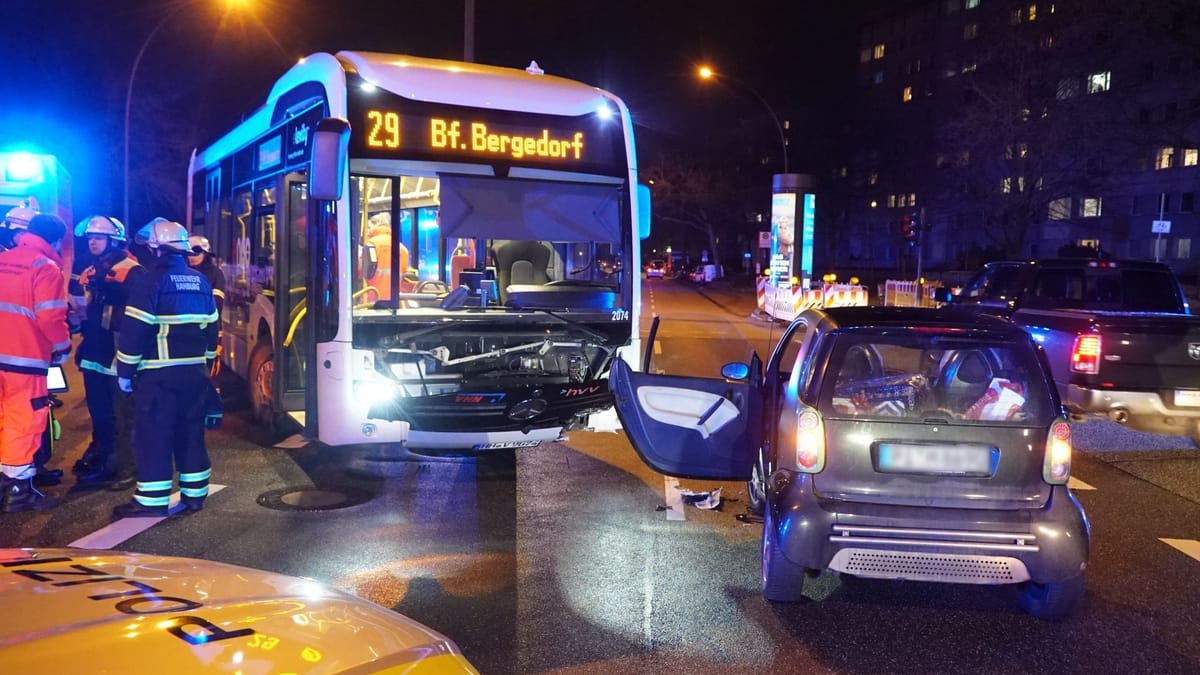 Hamburg-Jenfeld: Smart kollidiert mit Linienbus – vier Verletzte