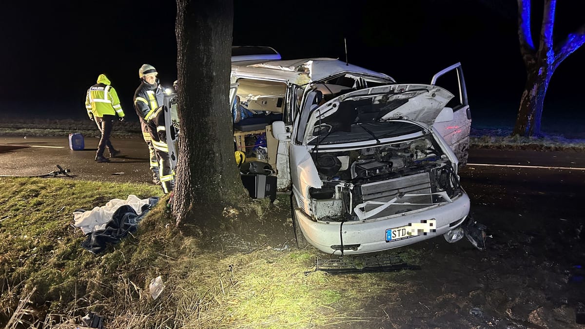 Bei Stade: VW-Fahrer rast mitten in der Nacht gegen Baum – schwer verletzt