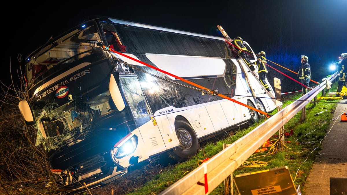 A44 bei Werl: Erneut schwerer Busunfall – 21 verletzte Schüler in NRW