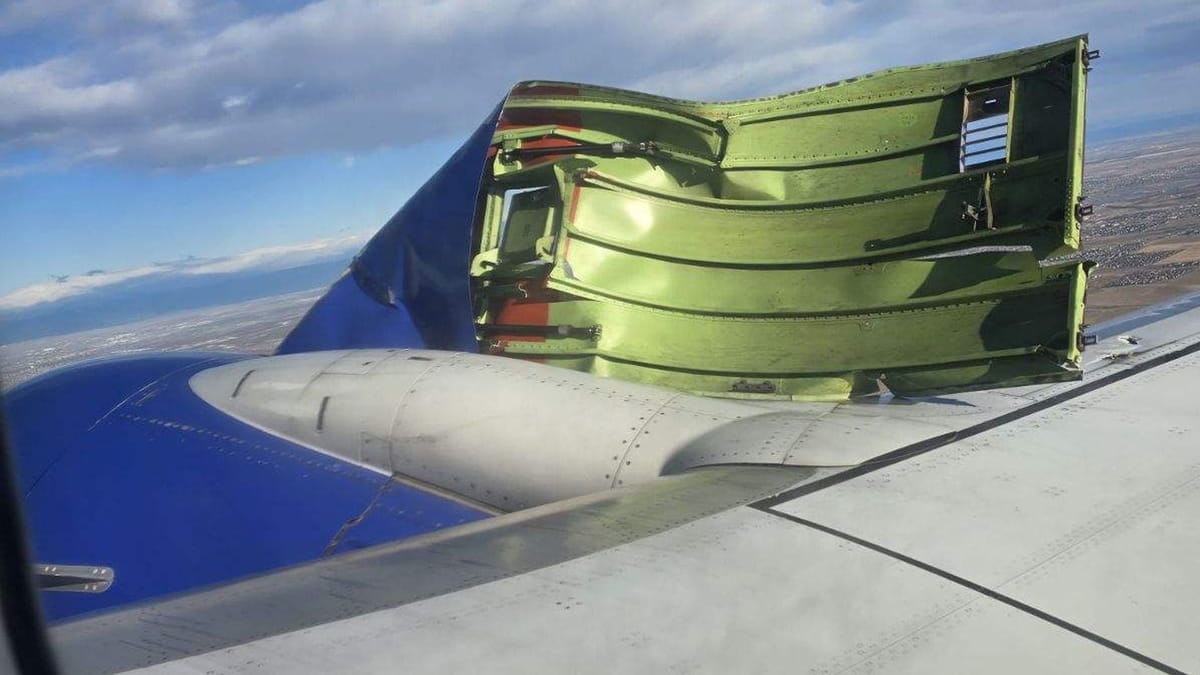 Boeing 737: Flugzeug verliert Abdeckung und muss notlanden | Video