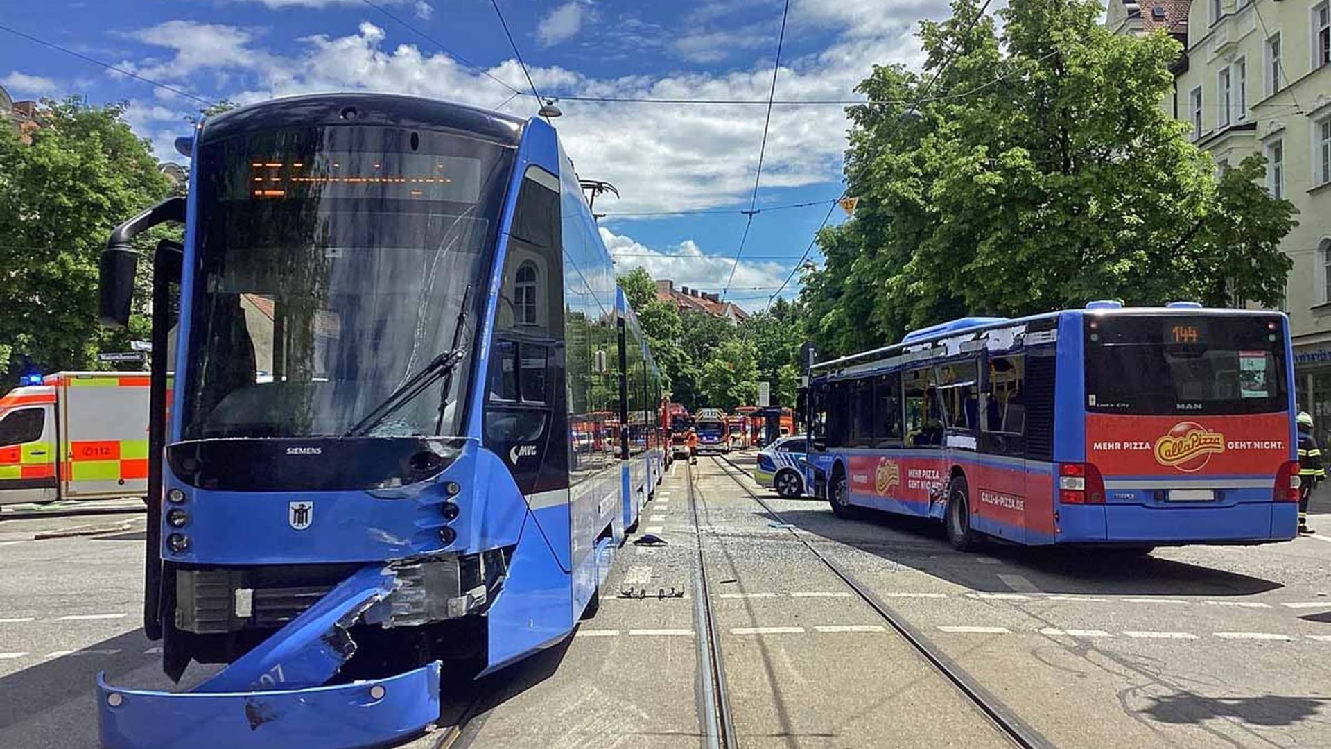 München: Tram und Linienbus kollidieren – Zehn Verletzte