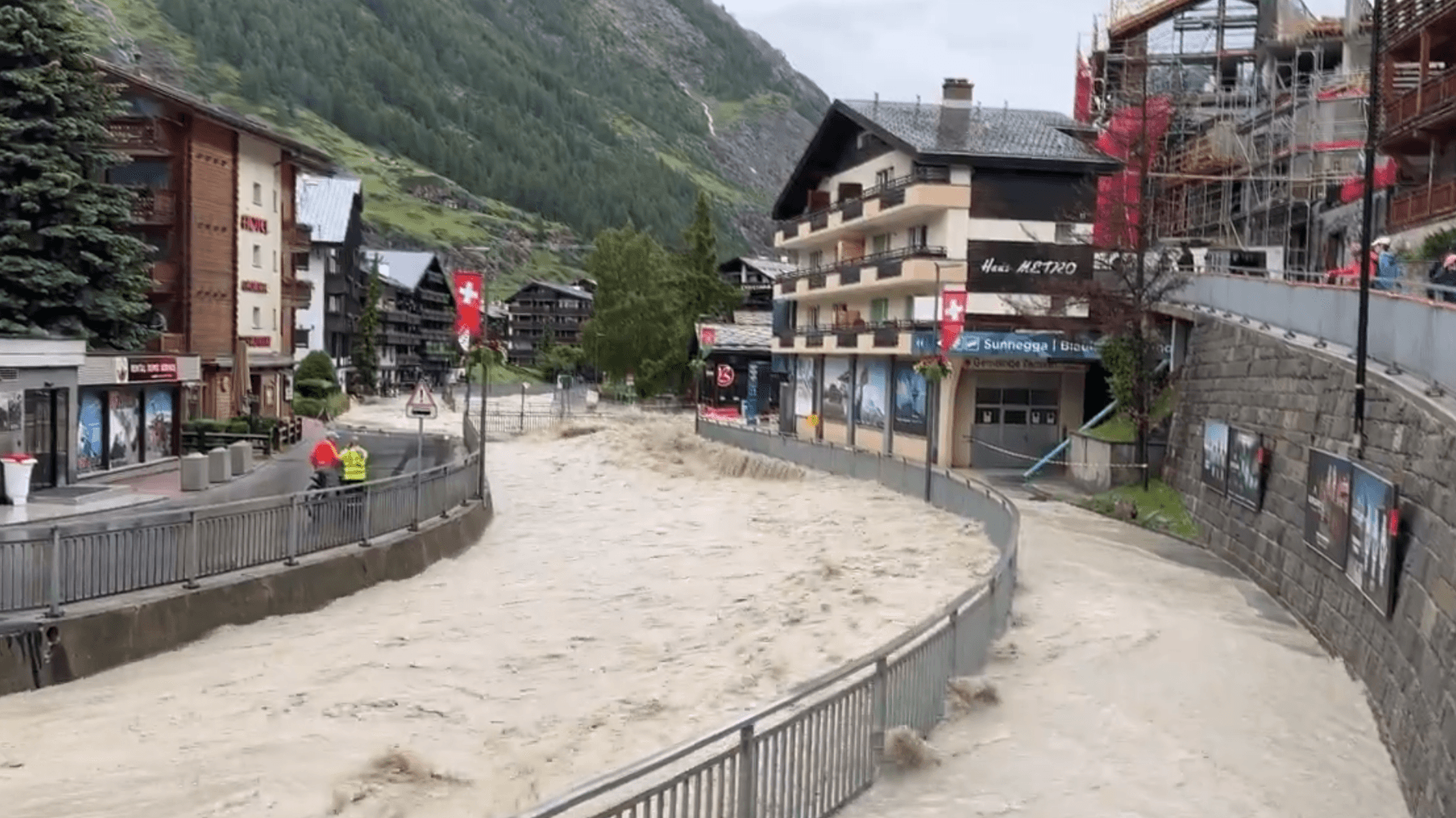 Unwetter in der Schweiz: Zermatt von Außenwelt abgeschnitten | Video