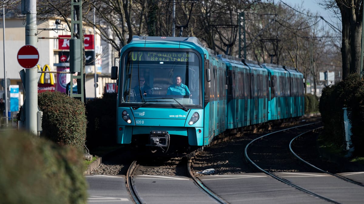 Frankfurt: Unfall zwischen Auto und U-Bahn – Ausfälle und Sperrung