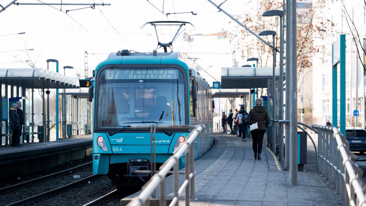 Frankfurt: Frau wird von U-Bahn erfasst und stirbt