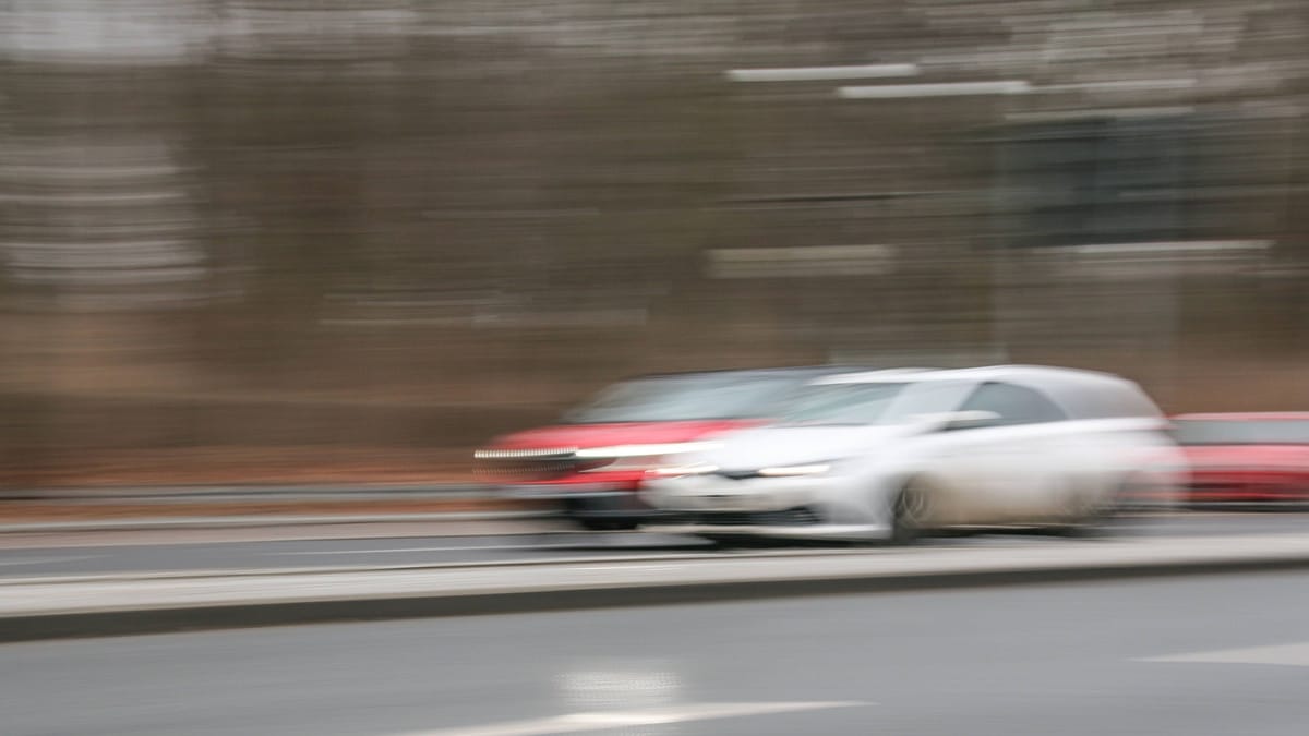 Hannover: Illegales Autorennen mit BMW und Ferrari – Polizei sucht Zeugen
