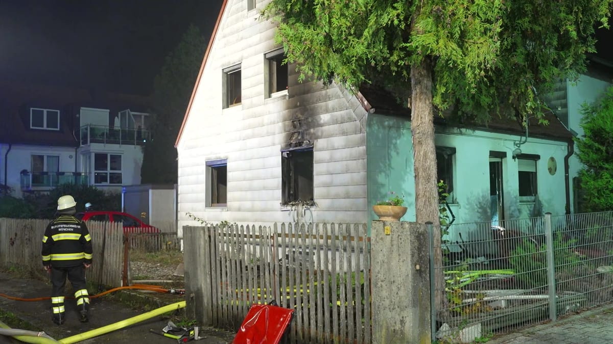 München Mann stirbt bei Hausbrand in Fürstenried, Frau rettet sich