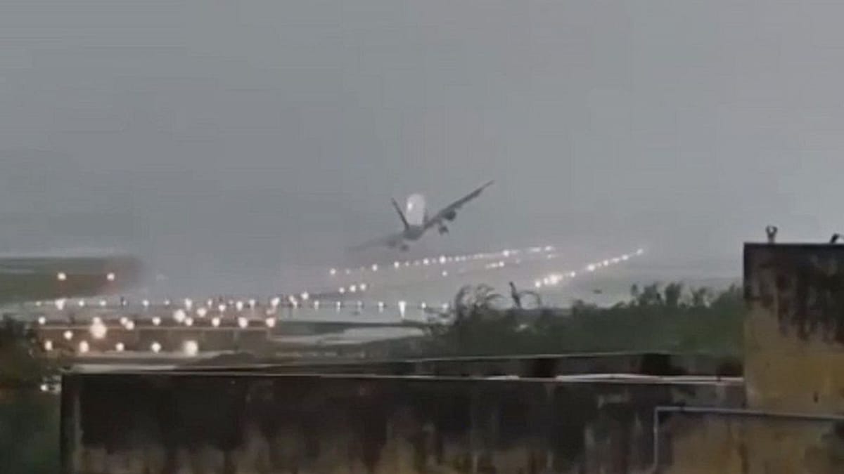 Tropensturm "Fengal" in Indien: Flugzeug muss bei Landung durchstarten