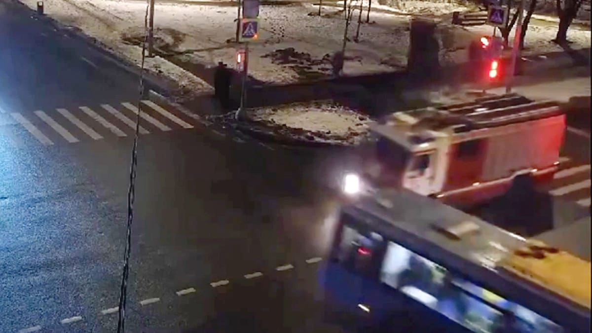 Moskau: Bus kollidiert mit Feuerwehrauto – Überwachungskamera filmt Unfall