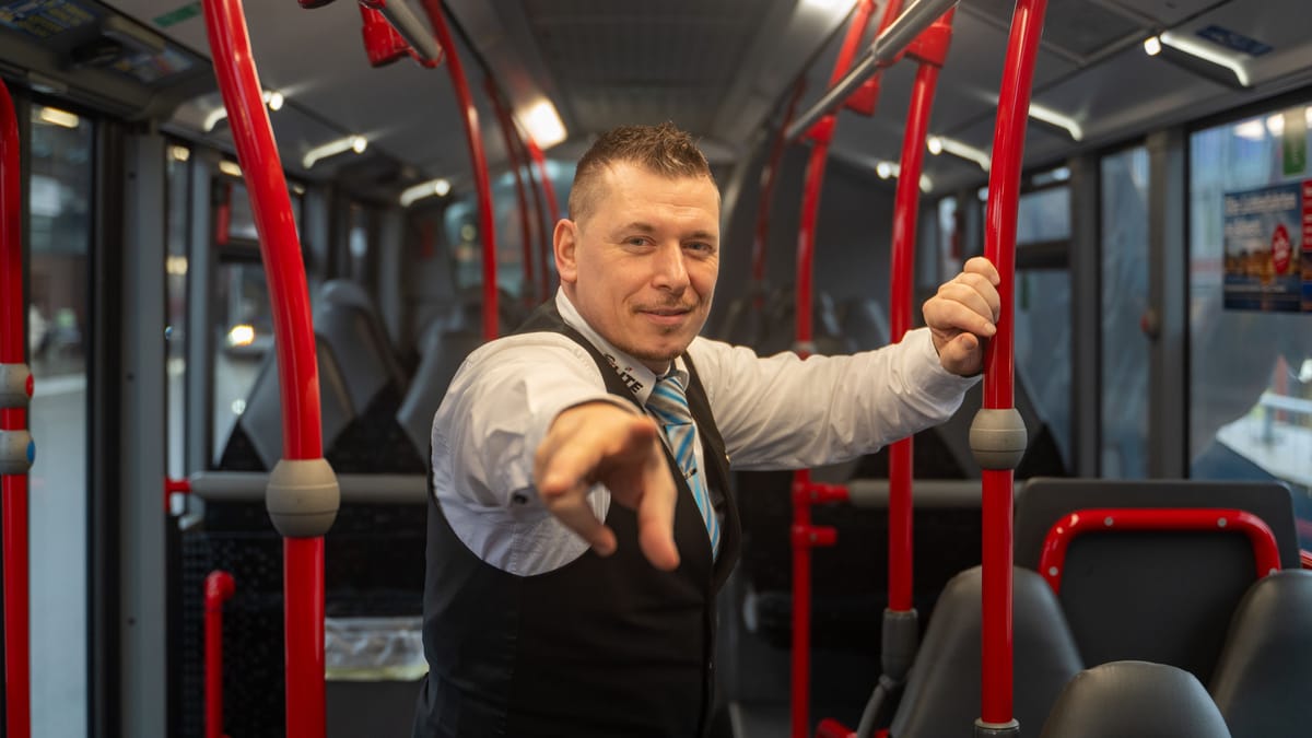 Hamburg: Busfahrer geht mit "4-1-5"-Gruß viral – Habeck macht mit