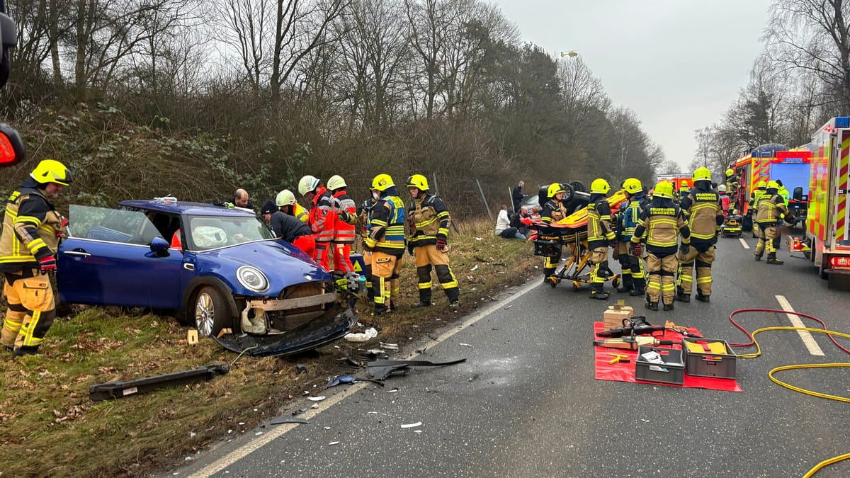 Frontalcrash bei Hamburg: Schwerverletzte – Feuerwehr im Großeinsatz