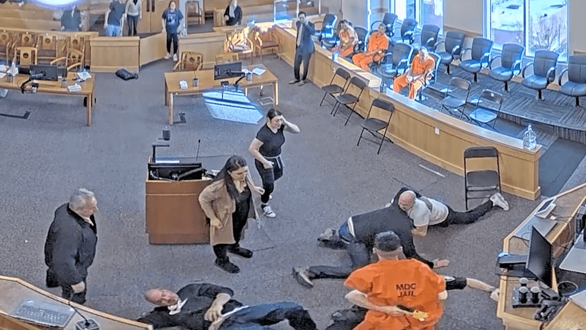 USA: Mann in Albuquerque geht im Gerichtssaal auf Angeklagten los