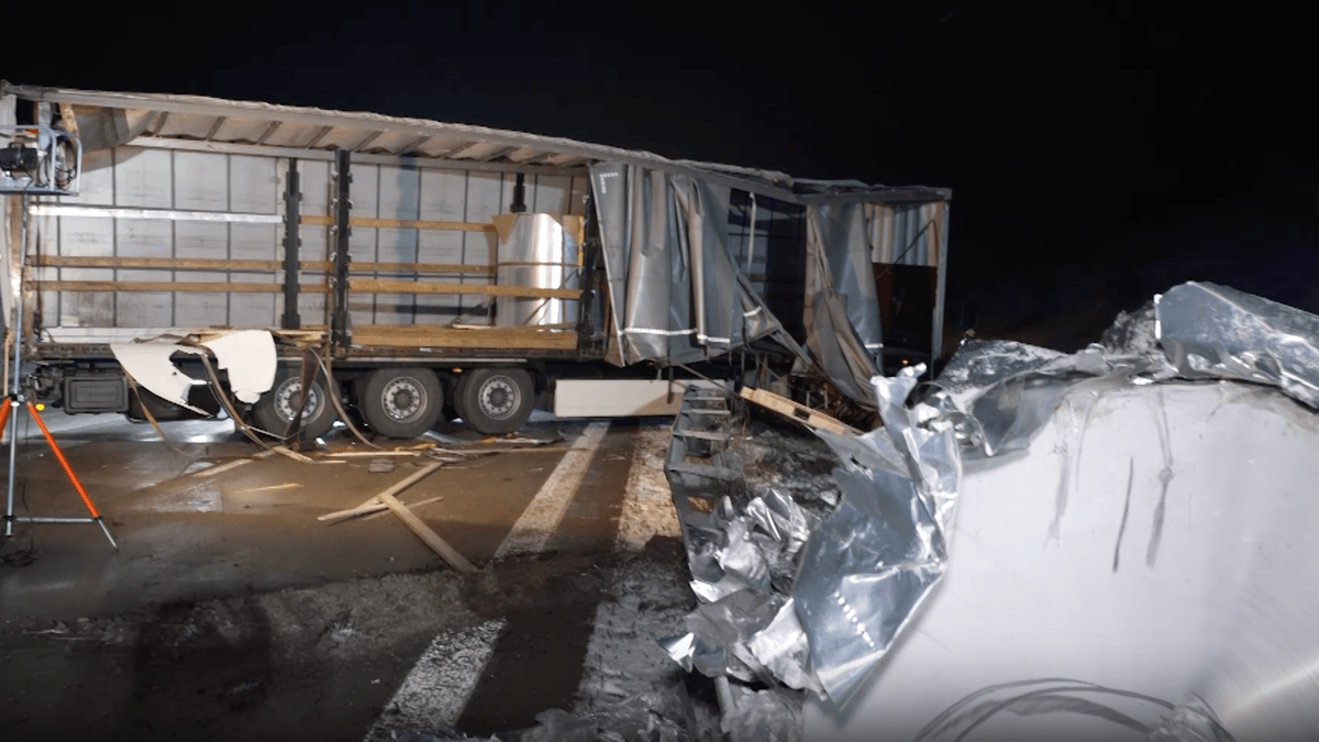 Unfall: Lkw kracht auf A4 durch Leitplanke