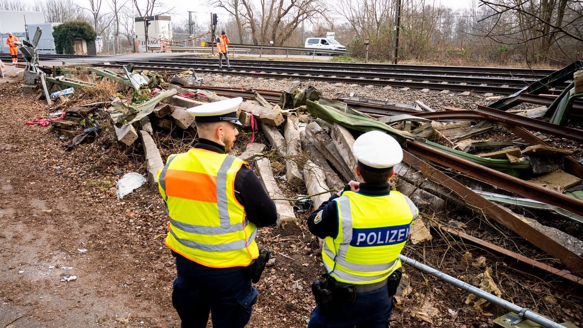 Nach tödlichem ICE-Unfall in Hamburg: Strecke soll bis Montag frei sein