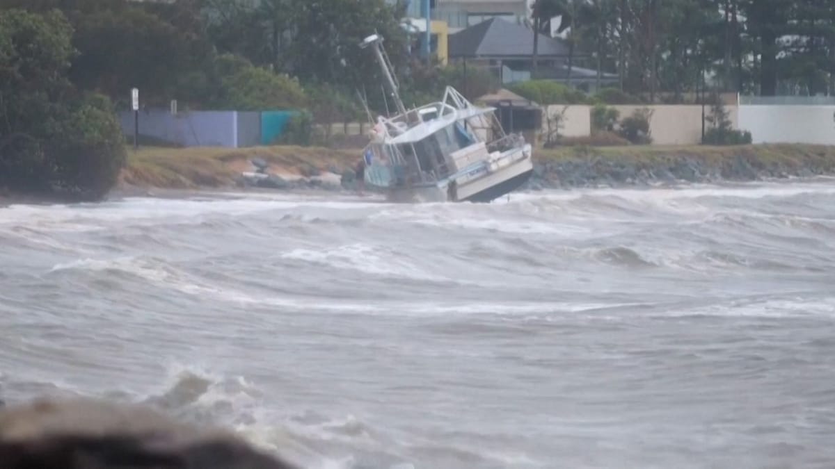 Australien: Tropensturm lässt Boot auf Grund laufen