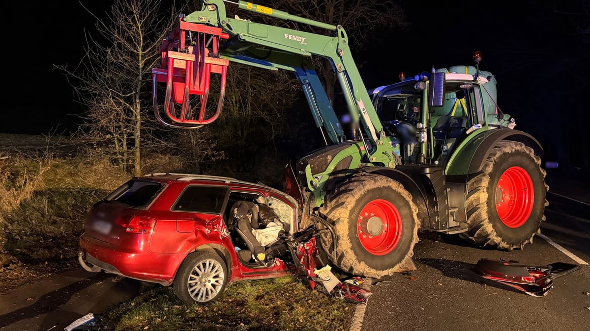 Unfall: Frau stirbt bei Kollision mit Traktor