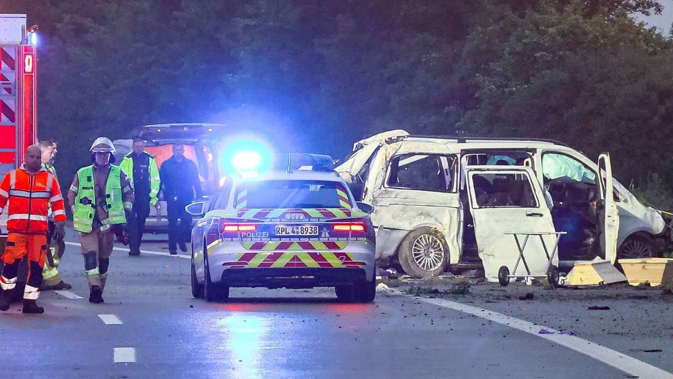 Unfall auf A48: Drei Tote – sechs Verletzte