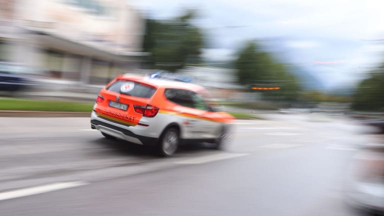 Unfall in Baden-Württemberg: Vater überfährt Baby auf Parkplatz in Altheim