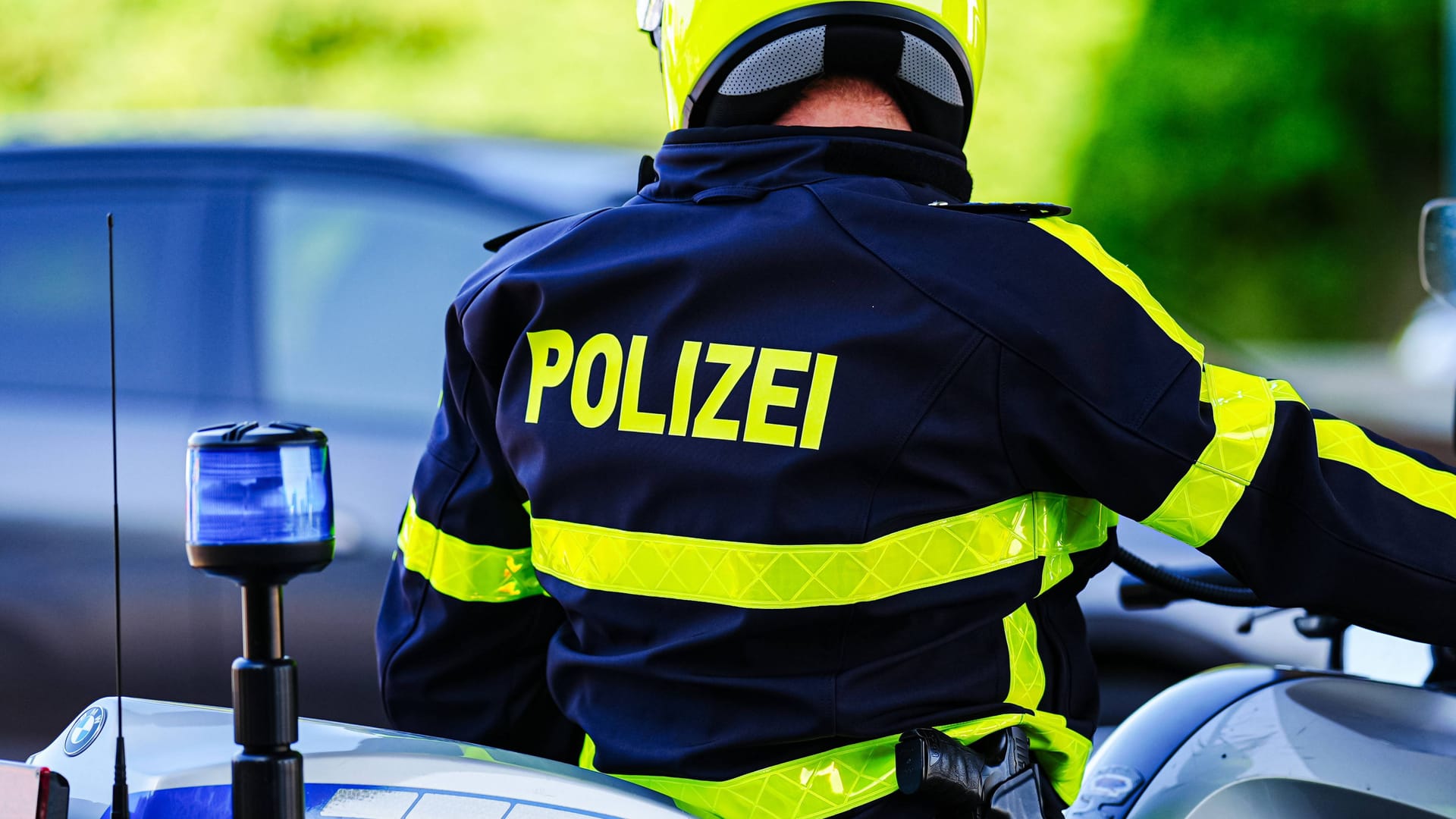 Unfall in Tirol: Motorrad kracht in Pkw – Polizist stirbt auf Dienstreise