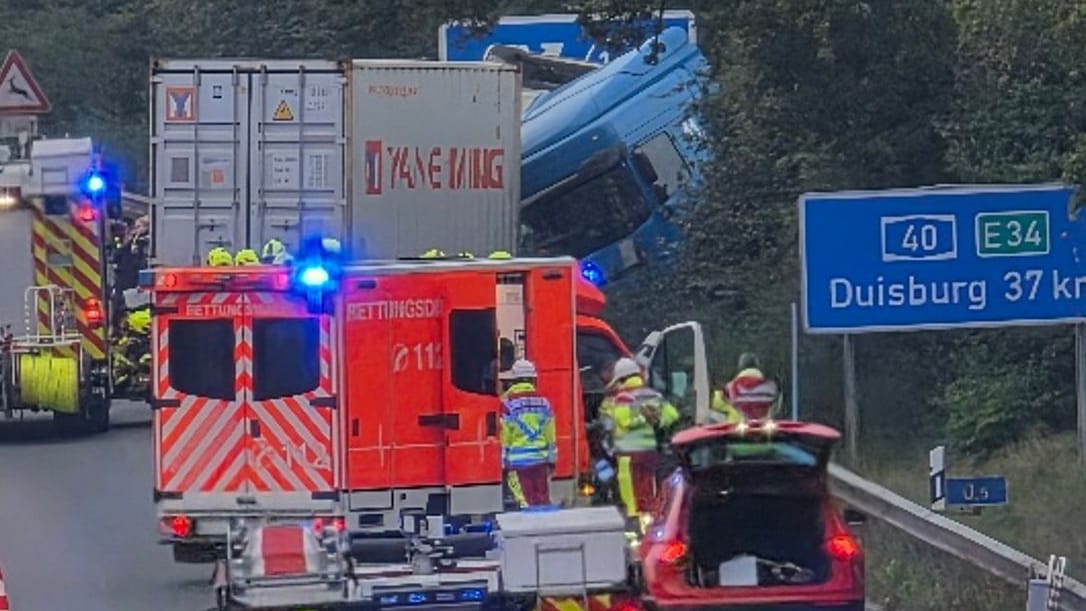 Unfall auf der A40 in NRW: Abschleppmanöver zwischen zwei Lkw schlägt fehl